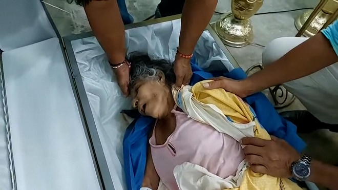 Una anciana se despierta dentro de un ataúd durante su propio velatorio en Ecuador | Internacional