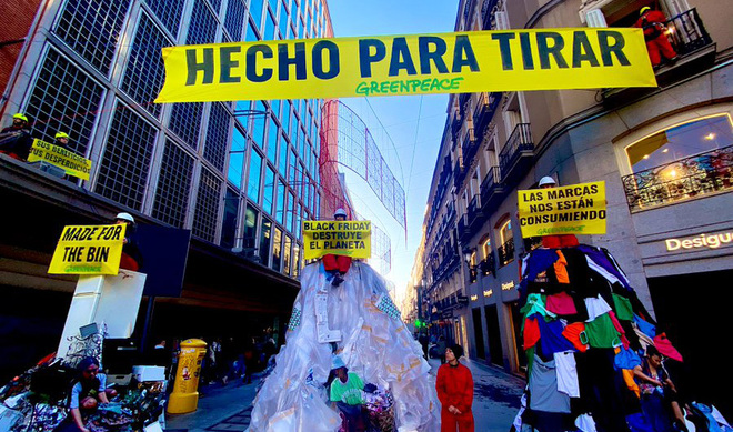 Activistas de Greenpeace plantan en el centro de Madrid varias montañas ...