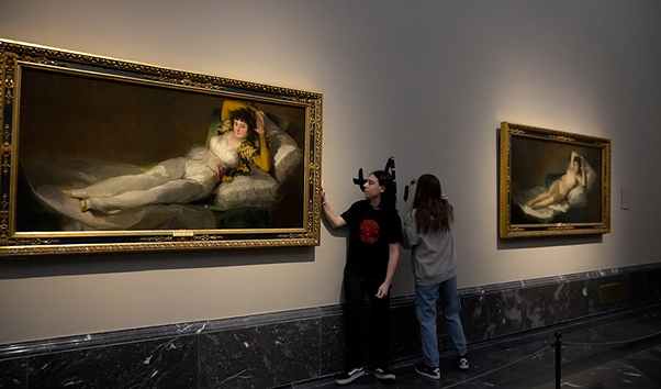 Dos Activistas Ecológicas Se Pegan A Las Majas De Goya En El Museo