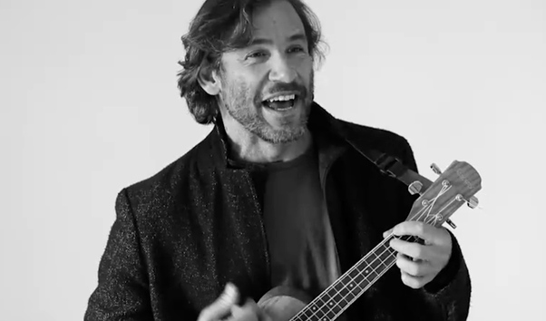 Así canta Iván Hermes, el actor que se dio a conocer en Al salir de ...