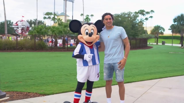 Guillermo Ochoa y Mickey Mouse, inspiran juntos en Walt Disney World ...