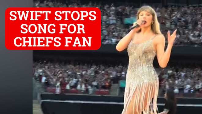 Kansas City Chiefs fan steals Taylor Swift's attention mid-song and ...