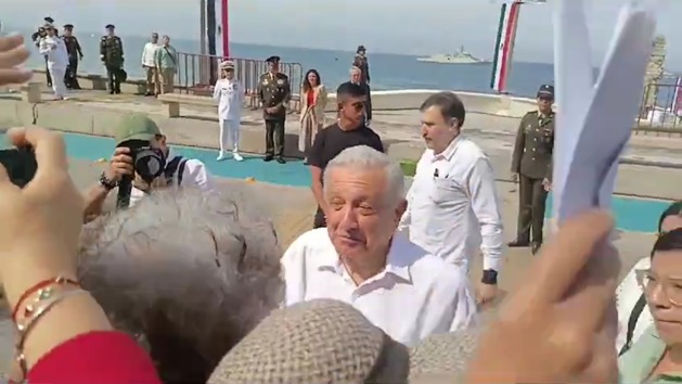 AMLO saluda con beso a simpatizante en su visita a Mazatlán: ?Es el ...