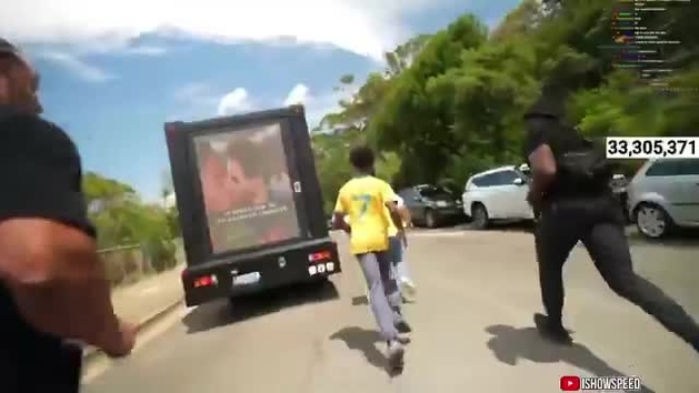 IShowSpeed se vuelve loco al ver una foto suya con Messi en un camión ...