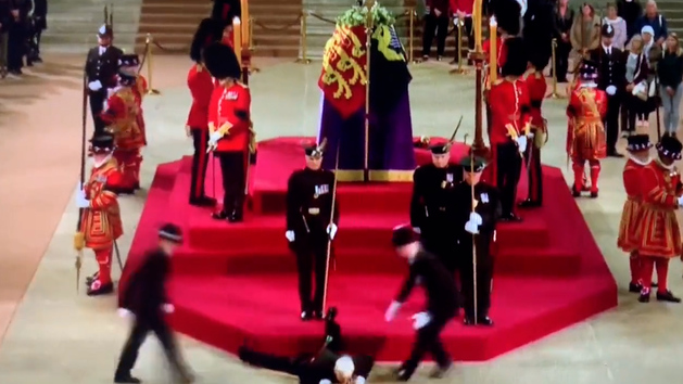 Royal Guard collapses next to the coffin of Queen Elizabeth II - MarcaTV