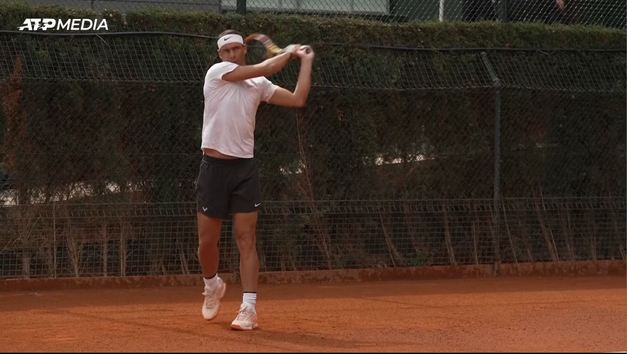 Rafa Nadal se entrena en las pistas del Real Club de Tenis de Barcelona ...