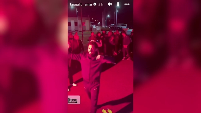 La afición del PSG recibe con honores a su equipo en el aeropuerto ...