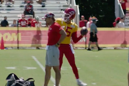 Mahomes shows off unbelievable trick throws with left hand and behind ...