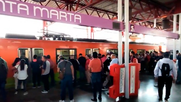 Metro CDMX: Vagón empuja a otro convoy para ayudar a moverlo en la ...