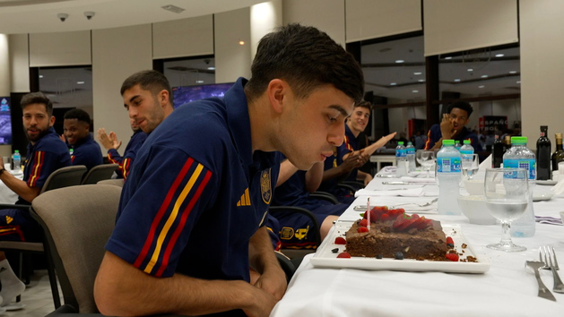 Pedri sopla las velas en Qatar: ¡sólo cumple 20 años! - MarcaTV Pedri sopla las velas en Qatar: ¡sólo cumple 20 años! - MarcaTV