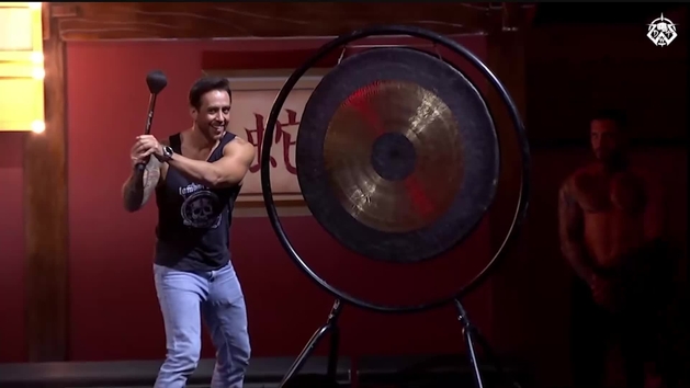 Eduardo Riego hace lo imposible, tumba a sus tres rivales en el combate ... Eduardo Riego hace lo imposible, tumba a sus tres rivales en el combate ...