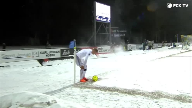 Nieve, bikini, jacuzzi y cerveza: imagen surrealista durante el Hobro ...