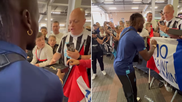 Un aficionado del Newcastle pide un autógrafo a Allan Saint-Maximin y ... Un aficionado del Newcastle pide un autógrafo a Allan Saint-Maximin y ...