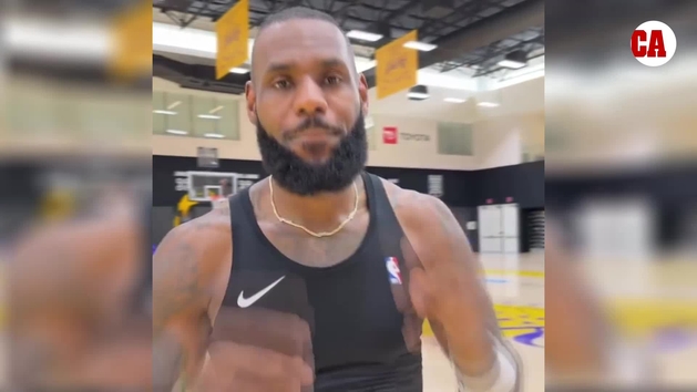 La reacción de LeBron James cuando le dicen que es el jugador más mayor ...
