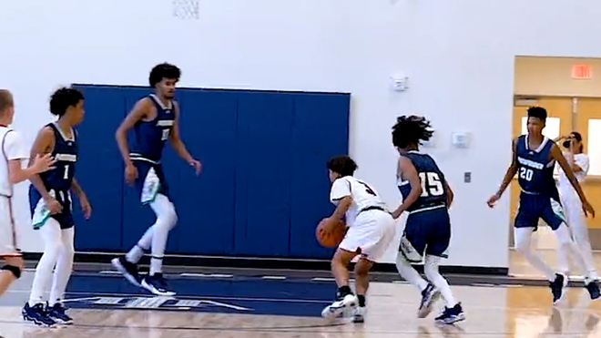 Un hombre entre niños: El abusón de 14 años y 2,08 metros que se pasea ...