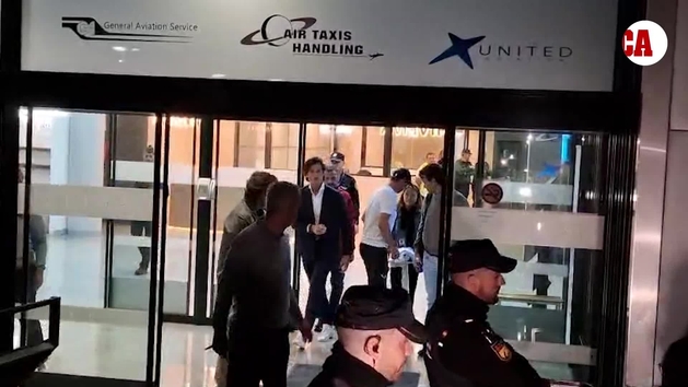 Rafa Nadal firma autógrafos en el aeropuerto de Málaga - MarcaTV