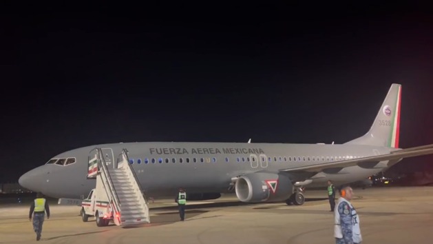 Aterriza en el AIFA vuelo de la Fuerza Armada con 135 mexicanos repatriados de Israel y ...