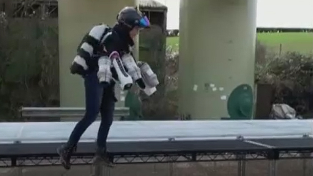 La primera mujer voladora con un traje de aire propulsado - MarcaTV