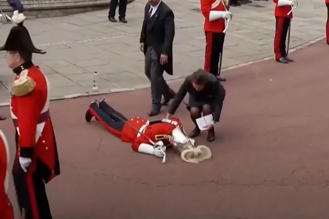 Soldier faints at the historic Order of the Garter procession | Marca