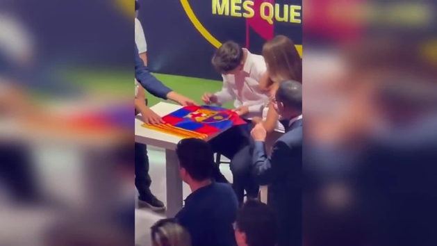 El papelito con mensaje a Gavi de una fan culé - MARCA USA