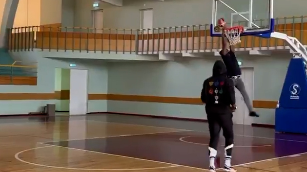 Así fue el mate que falla Usain Bolt durante una pachanga de basket con ... Así fue el mate que falla Usain Bolt durante una pachanga de basket con ...