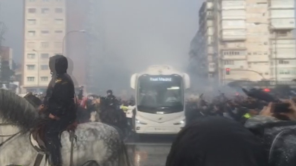 Real Madrid supporters go crazy as bus arrives at the Bernabeu | MARCA ...