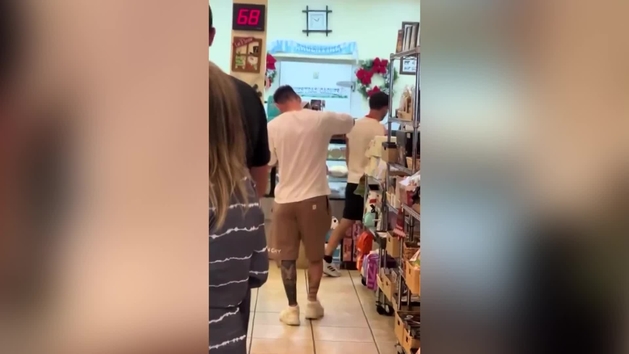 Lionel Messi spotted casually buying bread in a bakery in Miami - MARCA ...