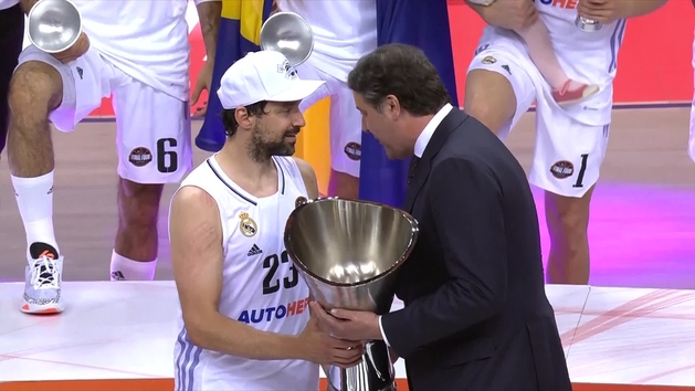 Real Madrid lift 11th EuroLeague trophy - MarcaTV