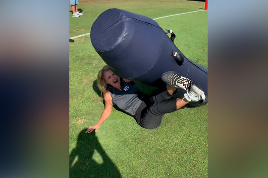 Fearless NFL reporter goes full force tackling dummy at Dallas Cowboys ...