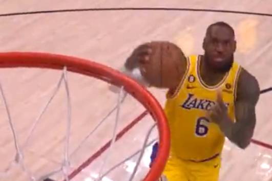 El fallo viral de LeBron James al intentar machacar: es carne de ...