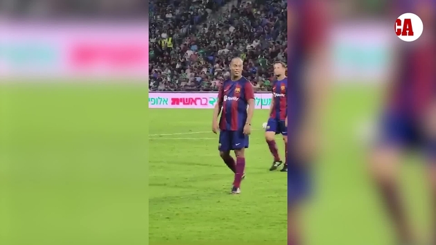 Ronaldinho escapes from a fan with a magical move in his own style ...