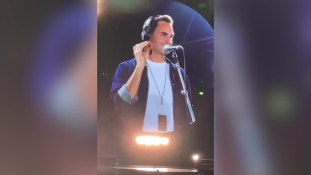 Roger Federer takes to the stage and sings at a Coldplay concert ...