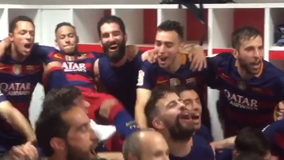 Neymar celebrates title by jumping on the back of Pique | MARCA English