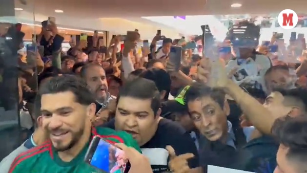 Henry Martín sufre para entrar a su propia firma de autógrafos - MARCA ...