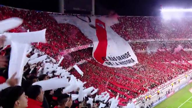 El lío de Arturo Vidal contra River: posa con la camiseta de Boca, se ...