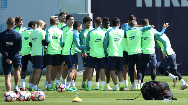 Messi and Pique receive playful slaps during pre-Clasico training ...