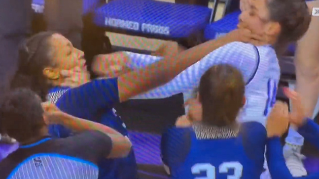 Savage fight during women's basketball game - MarcaTV
