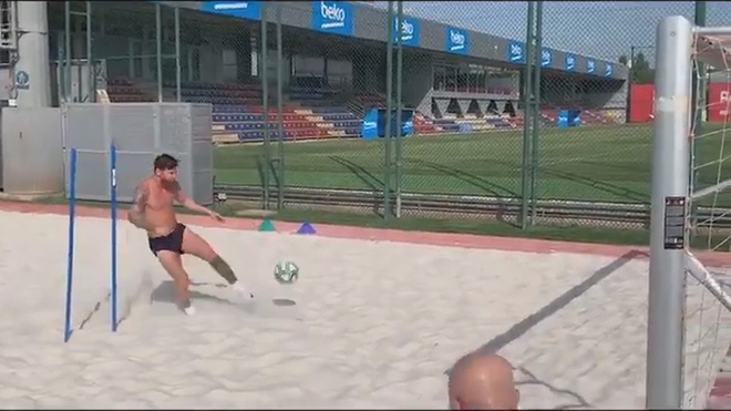 Barcelona: Messi trains on the beach to aid recovery | MARCA in English