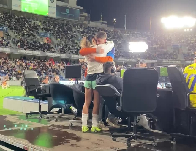 El beso que todo twitch quería ver: AuronPlay y Sara Ismael confirman ...