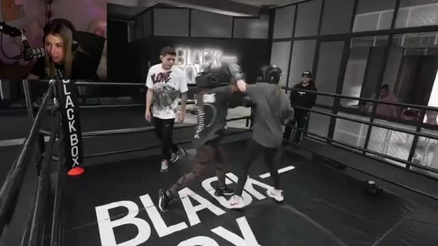 Amablitz demuestra a Rivers su nivel de boxeo... con un gancho directo ...