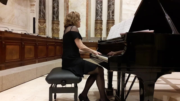 Sandra Myers, catedrática de música y exatleta, al piano - MarcaTV