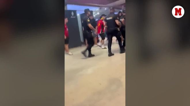 La Policía Nacional carga contra aficionados en Son Moix y detiene al ...