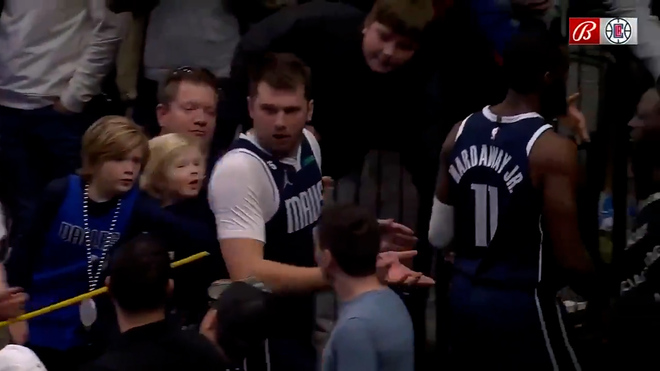 El feo gesto de un fan dando un manotazo a Doncic: la reacción de Luka ...