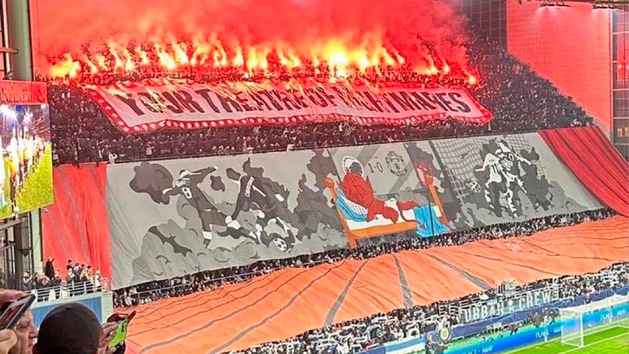 Manchester United es recibido con impresionante tifo en Copenhague: "Tú ...