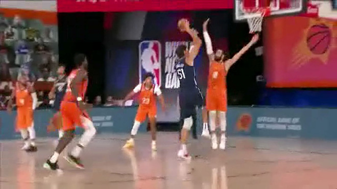 Ricky Rubio sufre el póster más gigante de la NBA: ¡No te metas ahí!