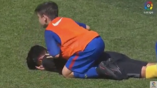 Barcelona youth players console crying opponent | MARCA in English
