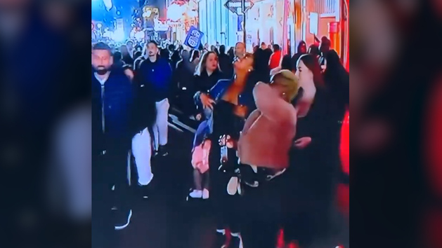 Una Mujer Enseña Sus Senos En Medio De Una Emisión De La Sugar Bowl Marcatv