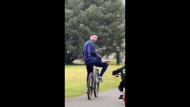 Lionel Messi Es Captado Paseando En Bicicleta Por Las Calles De Rosario Marca Usa