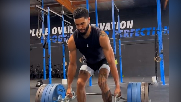 Jayson Tatum makes lifting 495 pounds look easy | Video - MARCA TV English