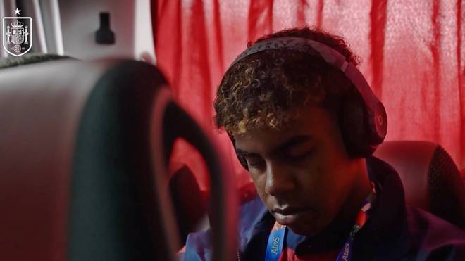 Lamine Yamal, dormido en el bus camino de las semis de la Euro: "Yo iba cagado y este chaval..."